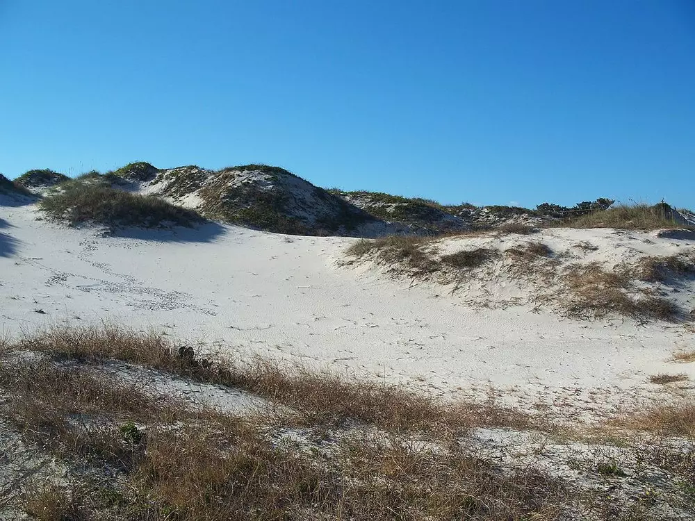La duna de NaNa, que porta el nom de la Dama de la Platja
