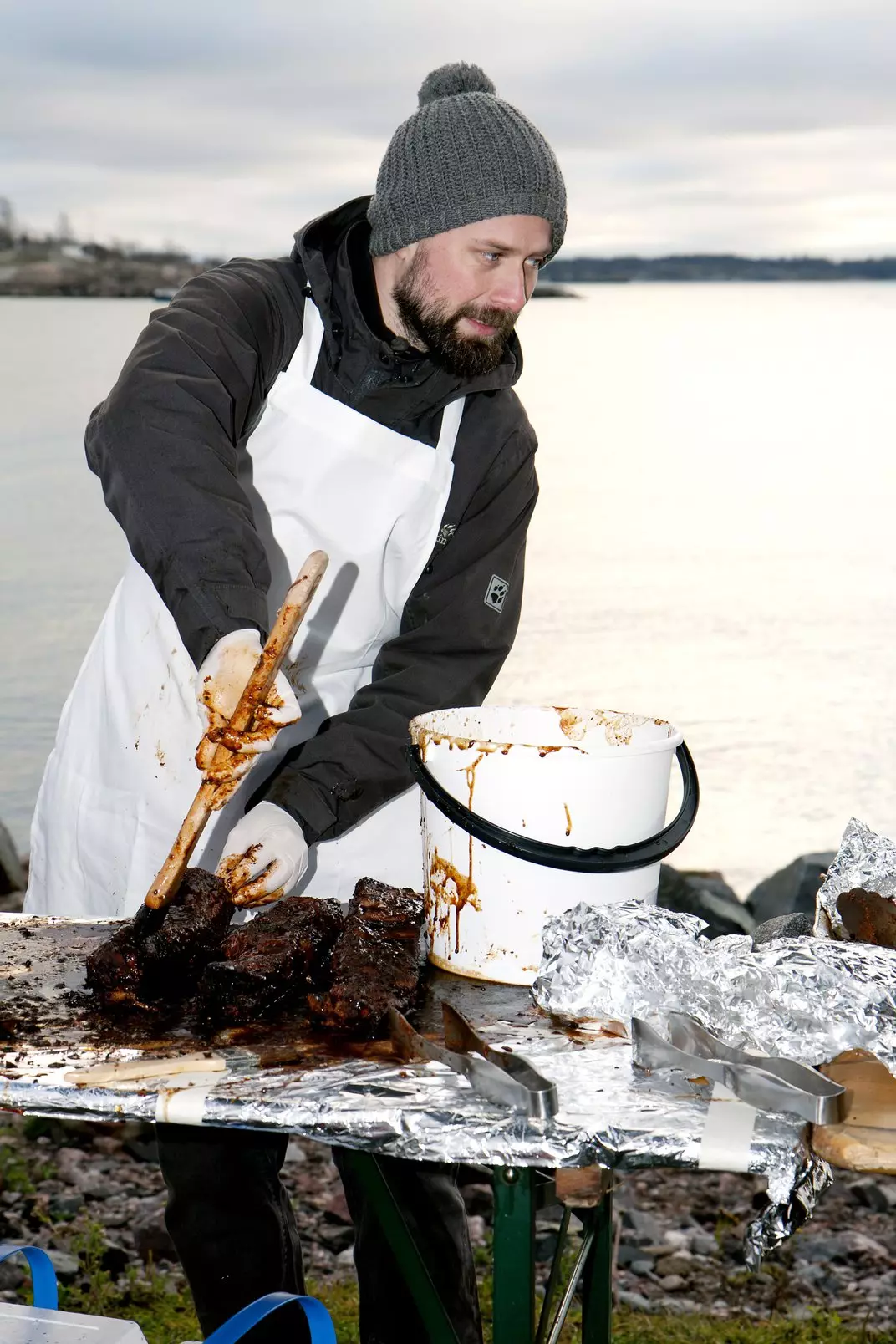 Karri Niinivaara tilbereder BBQ-ribbe