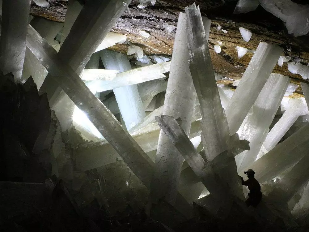 Kristal gipsum yang besar di dalam gua Naica