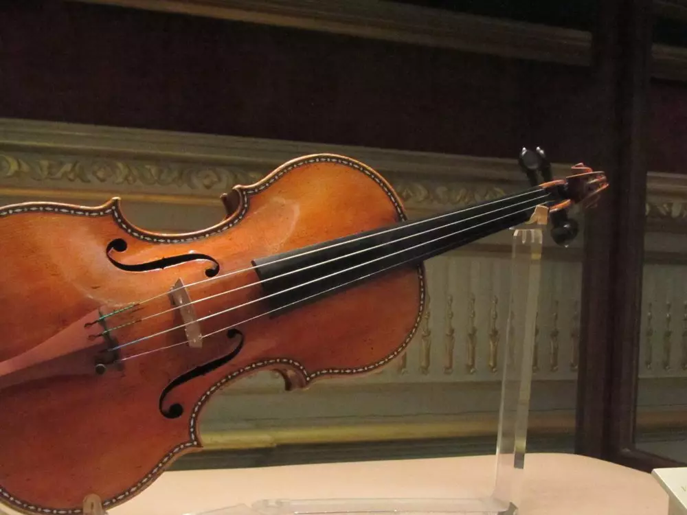 Stradivarius_violin_in_the_royal_istana_in_madrid.jpg