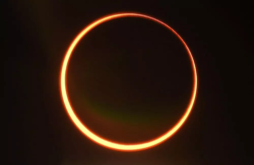वलयाकार सूर्य ग्रहण