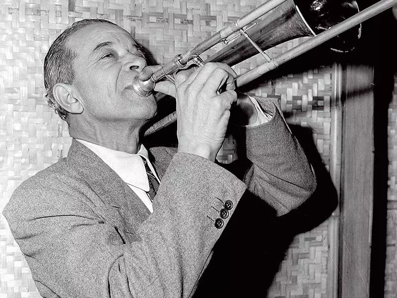 Kid Ory spelar trombon.