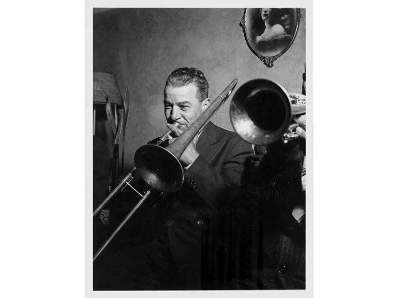 Kid Ory trombone رولىنى ئوينايدۇ.