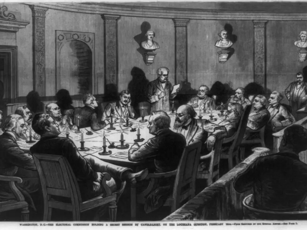 Gambaran hitam dan putih sekumpulan lelaki, duduk di meja di dalam bilik rasmi diterangi cahaya lilin di atas meja