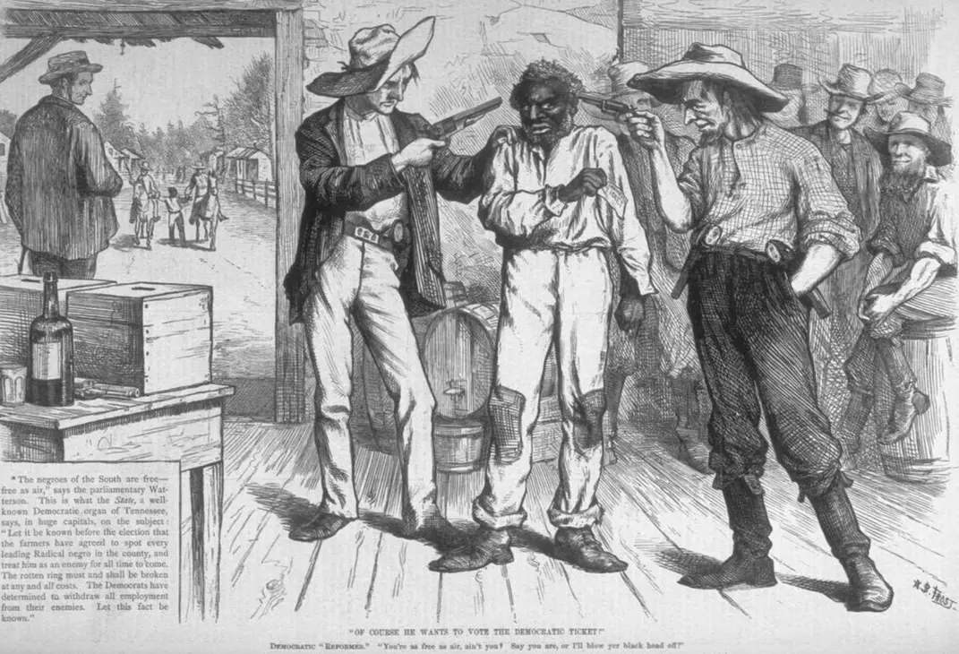 Politikai karikatúra, amelyen két széles karimájú kalapos fehér férfi egy fekete férfi fejére szegezi fegyverét, akit megfenyegetnek, miközben megpróbál szavazni az elnökválasztáson