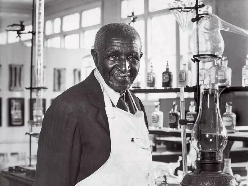 George Washington Carver di laboratoriumnya.