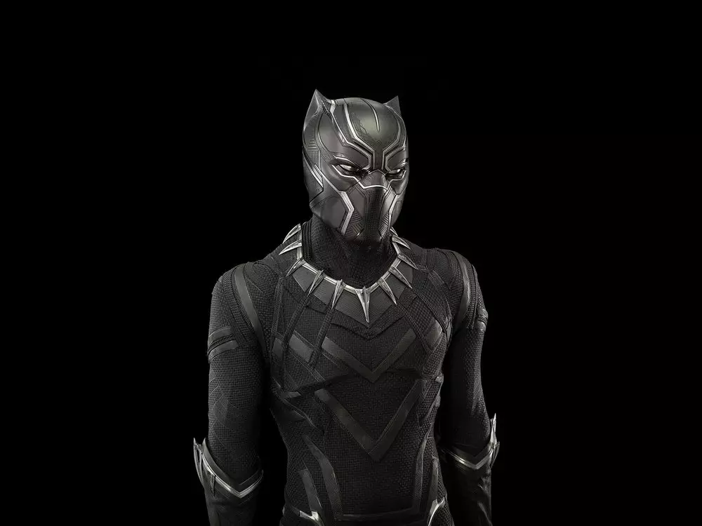 Black Panther kostúm droegen troch Chadwick Boseman