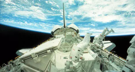 Astronauten schwiewen an Null Schwéierkraaft ausserhalb vun der Challenger Space Shuttle am Joer 1984.