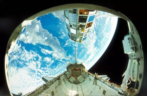 Udsigten over Jorden inde fra en NASA-rumfærge.