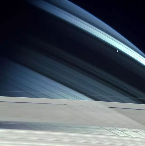 Saturnus dengan Mimas