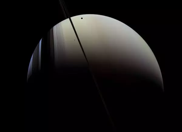 Saturn، Mimas او Tethys