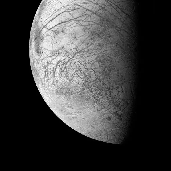 Rûyê Heyva Jupiter Europa. Galileo, 27 Hezîran 1996.