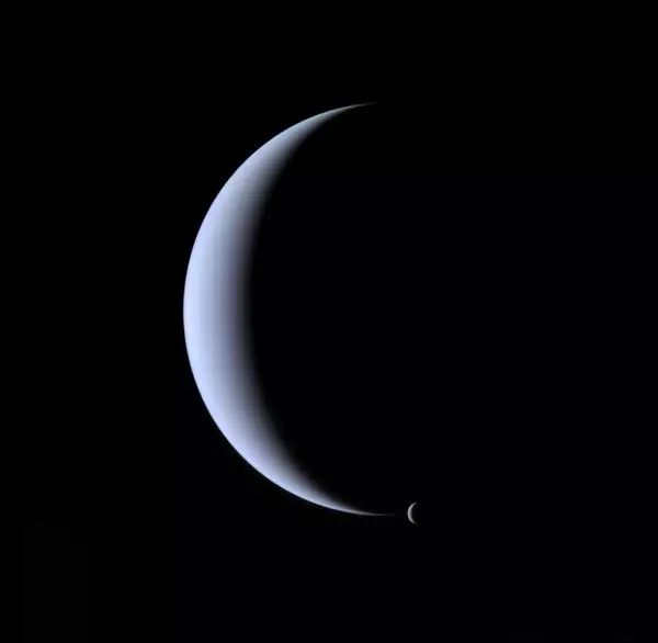Crescent Neptune ja sen suurin satelliitti