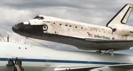 Dumating ang Space Shuttle Discovery sa Dulles International Airport