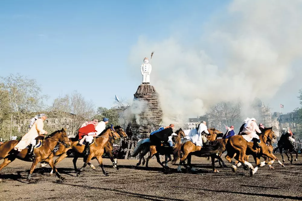 A Suïssa, un ninot de neu que explota ajuda a predir la primavera 36981_1