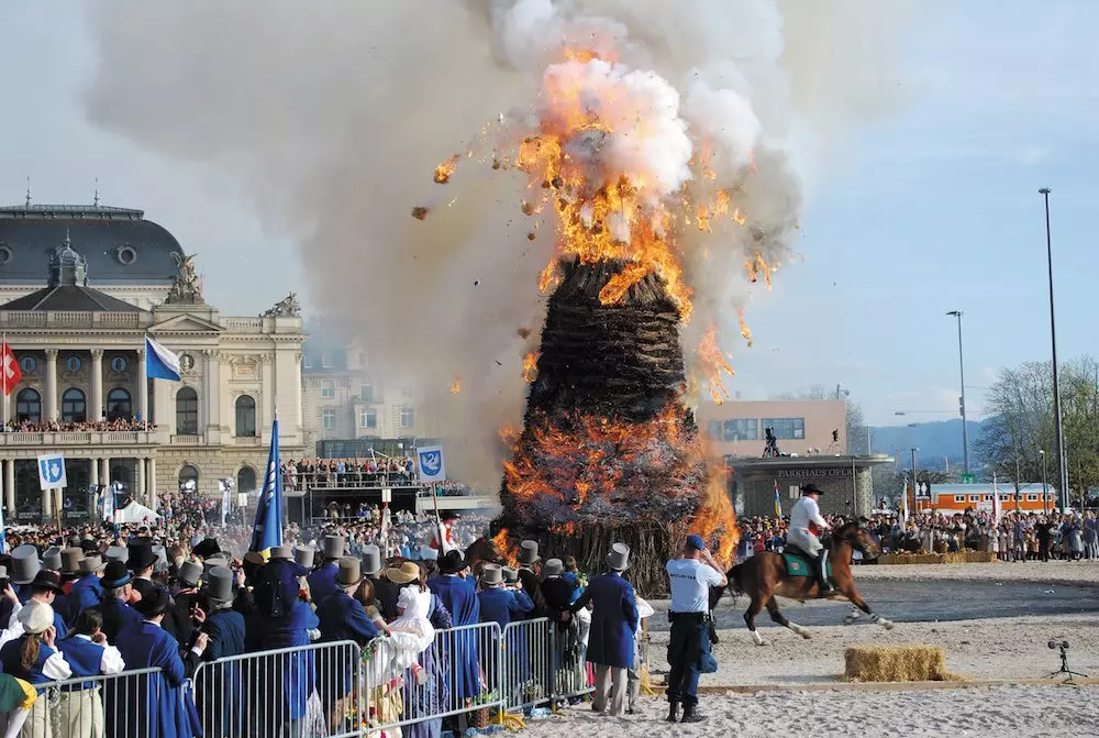 A Suïssa, un ninot de neu que explota ajuda a predir la primavera 36981_2