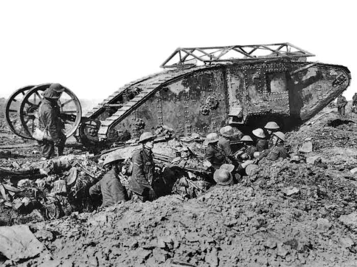 Tanque británico Mark I en acción, 1916. Las palomas a bordo tendían a desorientarse por los vapores de gasolina.