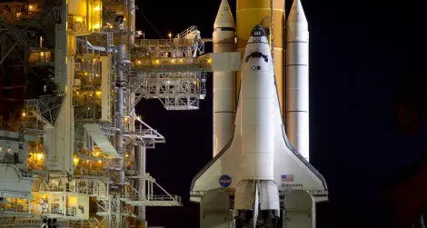Ônibus espacial Discovery pronto para ser lançado para sua missão final em 2010