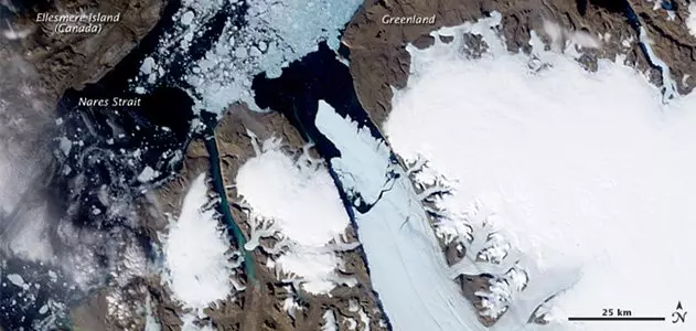 Een eiland van ijs dat wegbreekt