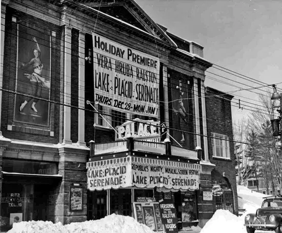 1944 ਦੀ ਇੱਕ ਸੰਗੀਤਕ, ਲੇਕ ਪਲੇਸੀਡ ਸੇਰੇਨੇਡ ਲਈ ਥੀਏਟਰ ਦੇ ਪ੍ਰਚਾਰ ਦੀ ਅਣਡਿੱਠੀ ਫੋਟੋ।