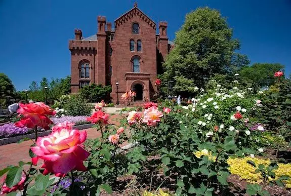 Vườn hồng Kathrine Dulin Folger cung cấp bối cảnh mang tính biểu tượng cho bức ảnh kỳ nghỉ của gia đình bạn.