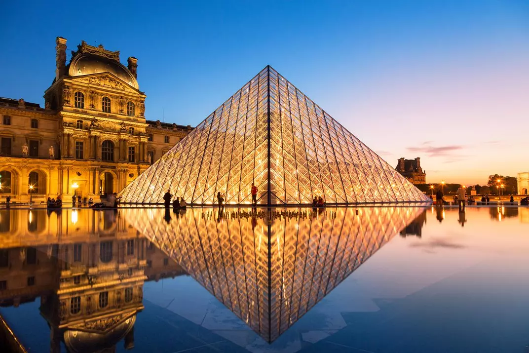 Louvre püramiid