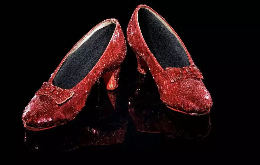 Ji bo karaktera Dorothy di The Wizard of Oz, 1939 de, pêlên yaqût ên Judy Garland