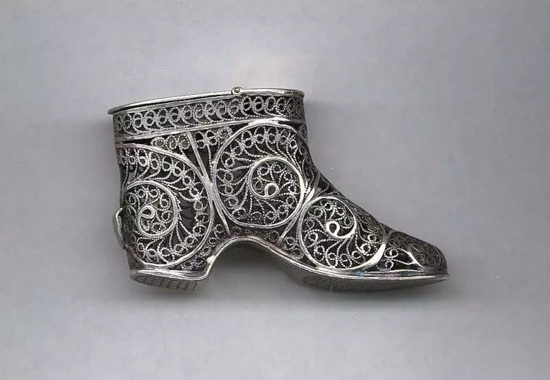 Сейф за кибрит във формата на обувка с филигранни детайли, края на 19 век