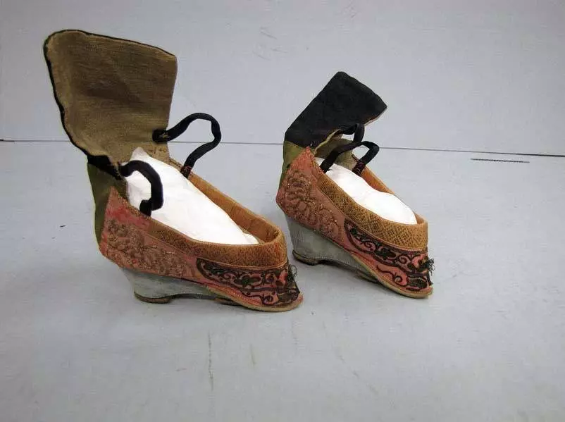 Awọn slippers fun awọn ẹsẹ ti a dè, 1900