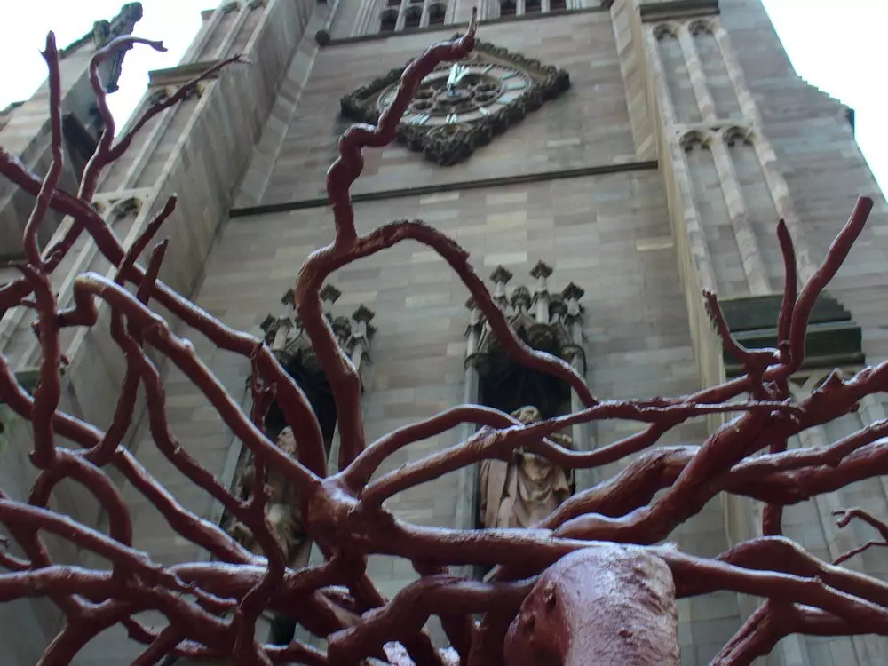 O escultor Steve Tobin usou suas raízes como base para escultura em bronze
