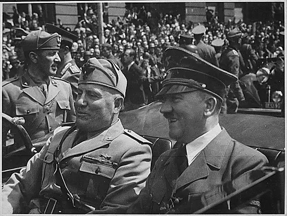 Mussolini lan Hitler ing Munich taun 1940.