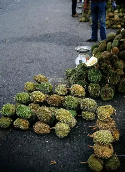 Stapels durians beset die strate van Maleisië gedurende die oesseisoen elke lente en somer.