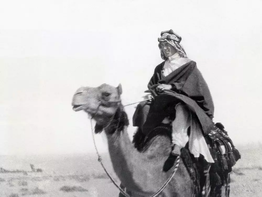 Т.Э. Лоуренс тэмээ дээр