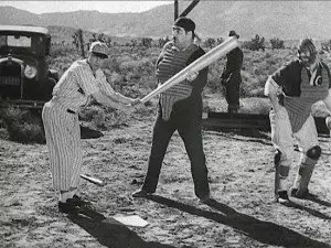 Buster Keaton jitħabbel mal-arbitru Dewey Robinson f'One Run Elmer (1935)