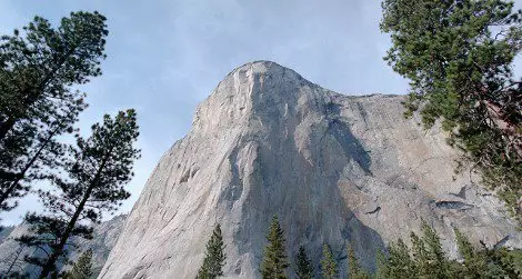 El Capitan, vu ici depuis le sol de la vallée de Yosemite, était autrefois considéré comme presque impossible à escalader.