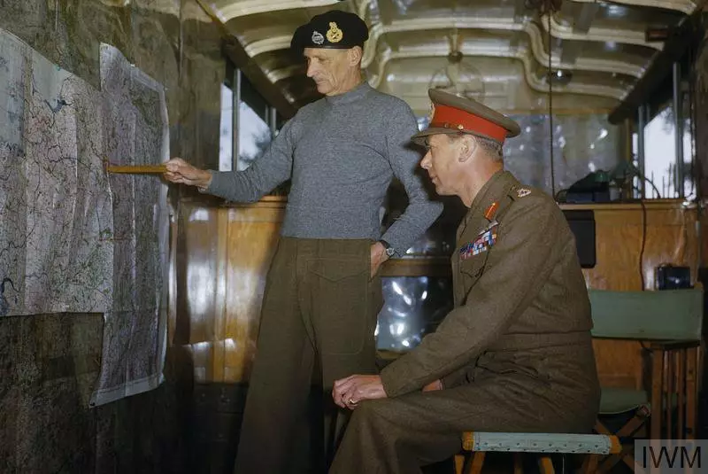 בדוק את תמונות הצבע הנדירות הללו של מלחמת העולם השנייה 37457_4