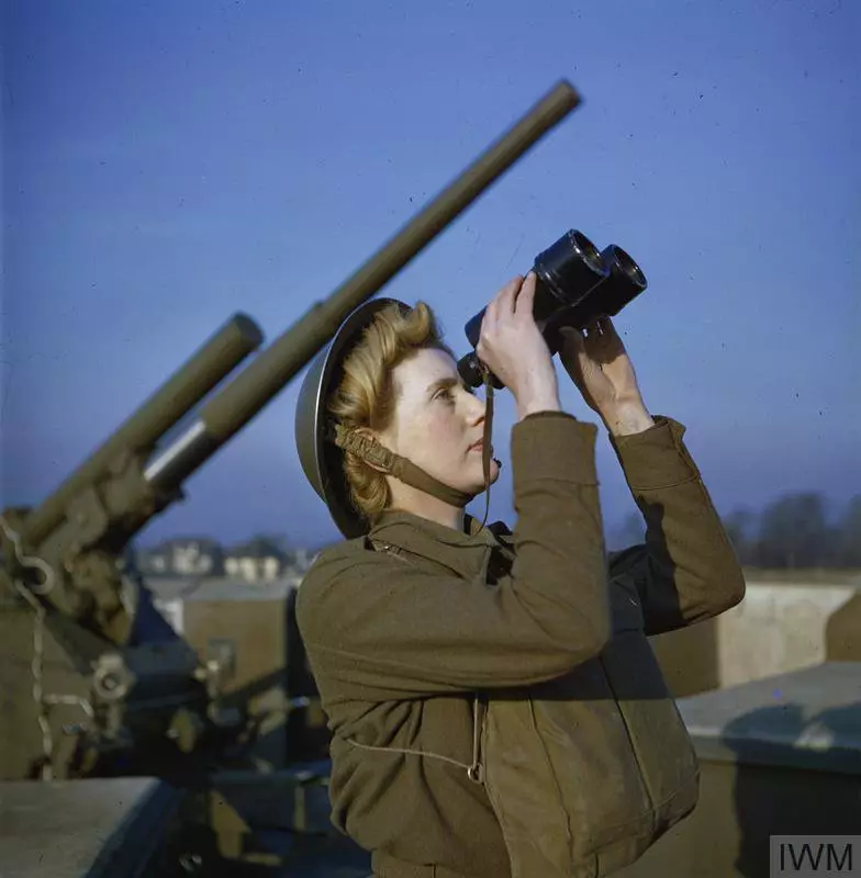 בדוק את תמונות הצבע הנדירות הללו של מלחמת העולם השנייה 37457_7