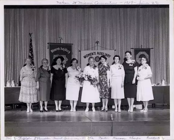 Anggota dewan Auxiliary presiding di 1959 konvénsi di Rajana.