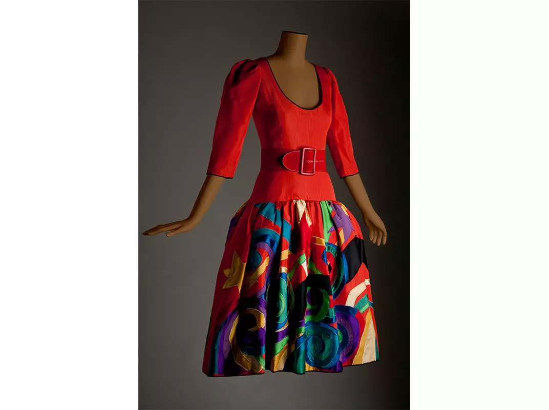 한 번에 한 가지 꾸뛰르 드레스를 입고 런웨이에서 Ebony 패션 박람회를 재현하십시오. 37504_10