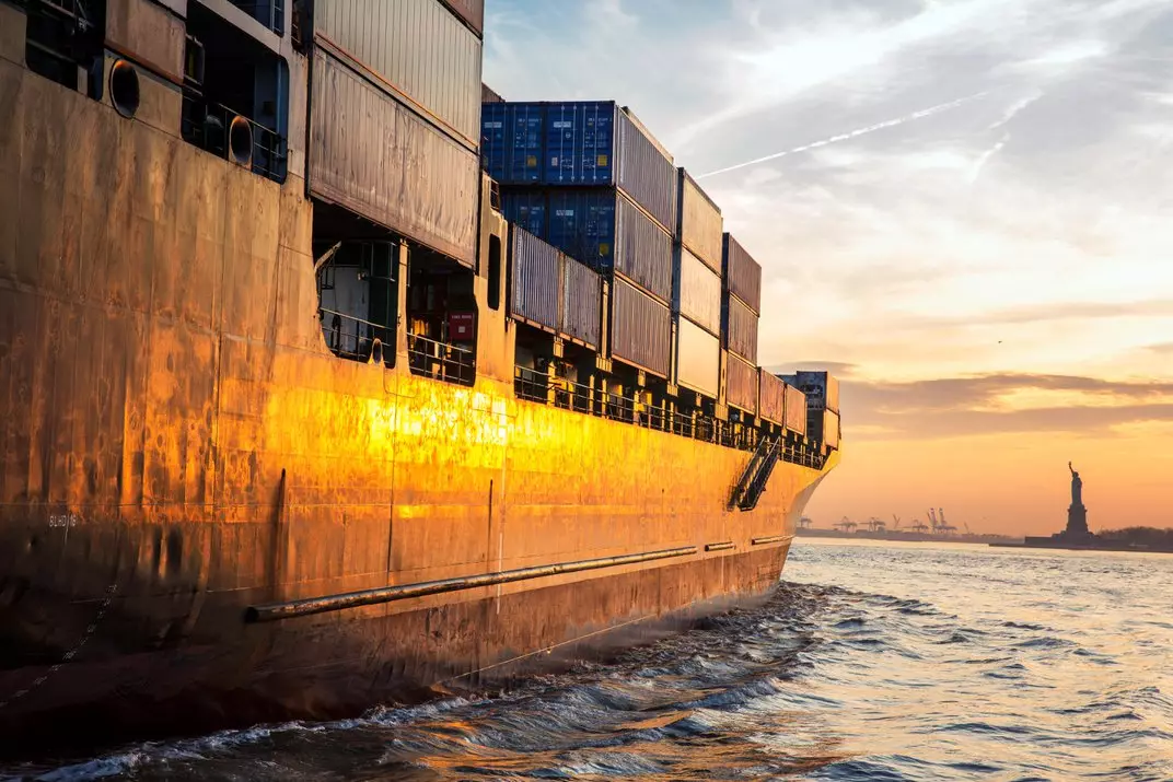 Isang cargo ship ang umalis sa Red Hook Container Terminal