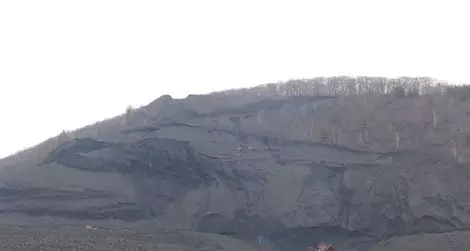 Планината Маханој ги покажува лузните од рударството на ленти.