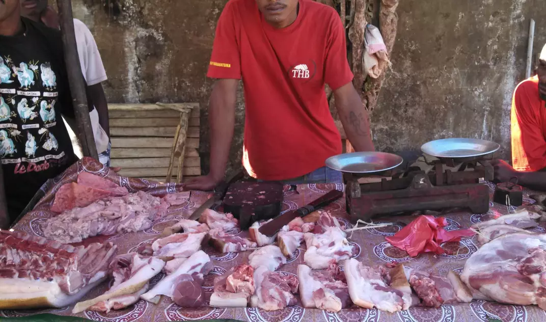 Sprzedawca na rynku dzikich świń