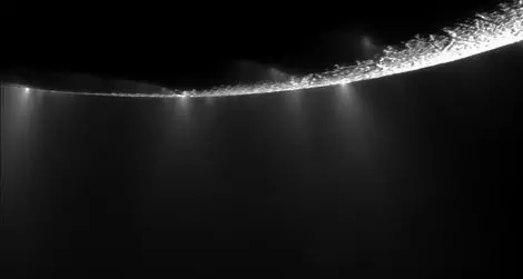 Отчетливые шлейфы воды и других органических соединений на спутнике Сатурна Энцеладе.