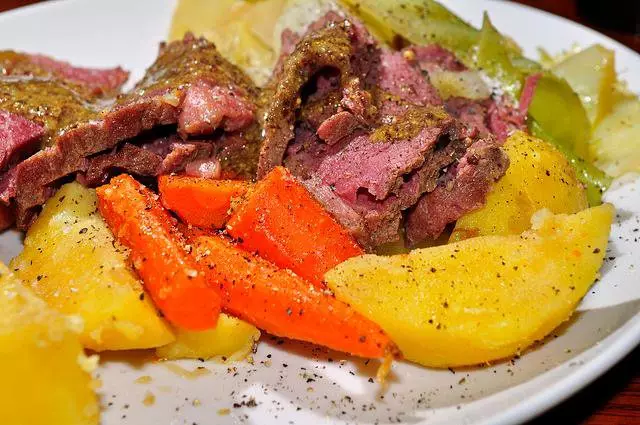 Ang kasumpa-sumpa sa St. Patrick's Day meal ng corned beef, repolyo at patatas.