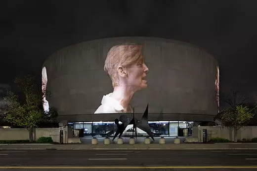 Tilda Swinton verskyn in Doug Aitken se SONG 1.