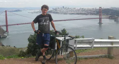L'autore e la sua bicicletta si trovano a circa 850 piedi sopra San Francisco su Conzelman Road. Ripetuta 10 volte, questa piccola collina rappresenta un classico mondiale dell'arrampicata.
