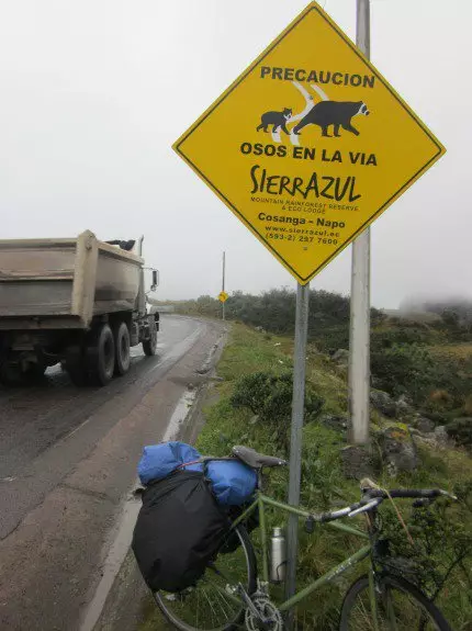 Schilder entlang der Autobahn