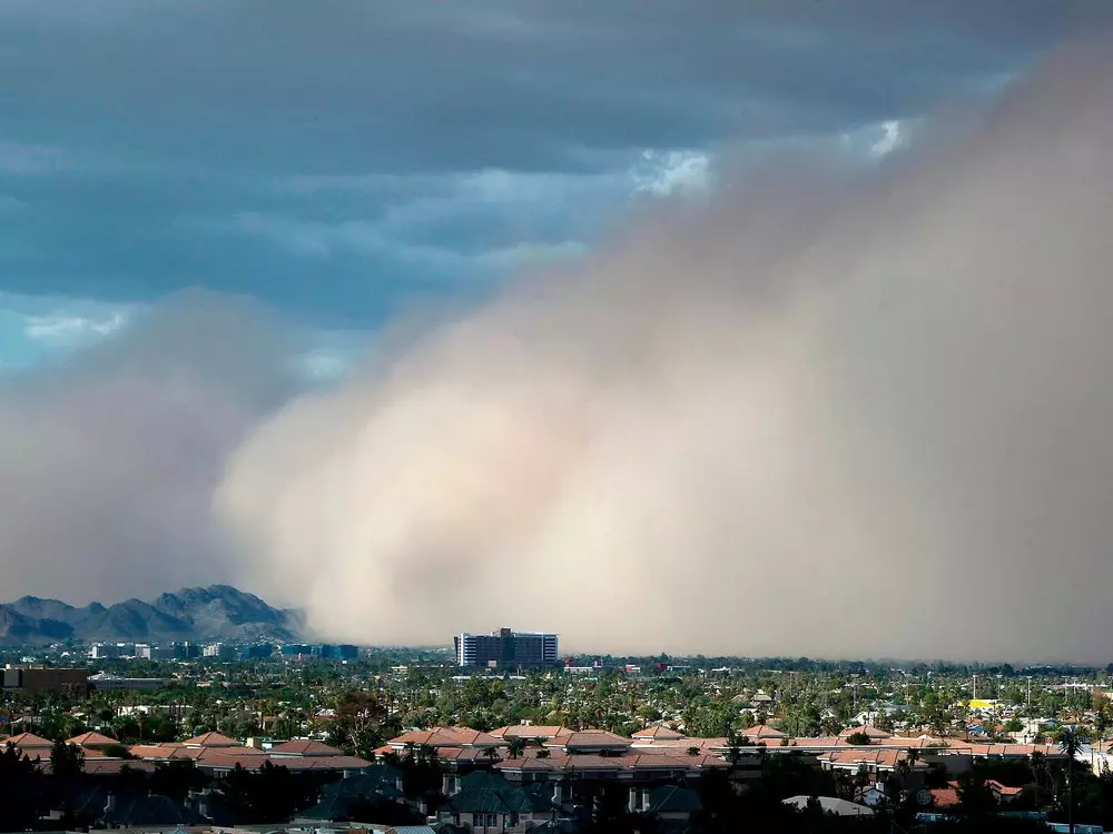 2012년 7월 21일, 거대한 먼지 폭풍 또는 haboob이 피닉스 시내를 휩쓸고 있습니다.