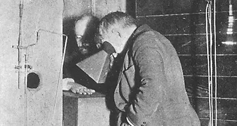 托馬斯愛迪生通過他自己設計的熒光鏡檢查他的助手克拉倫斯達利的手。