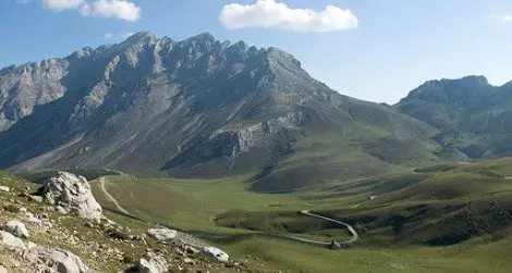 Ychydig o dirweddau sydd wedi ysbrydoli'r awdur yn debyg iawn i'r Picos de Europa yng ngogledd Sbaen.